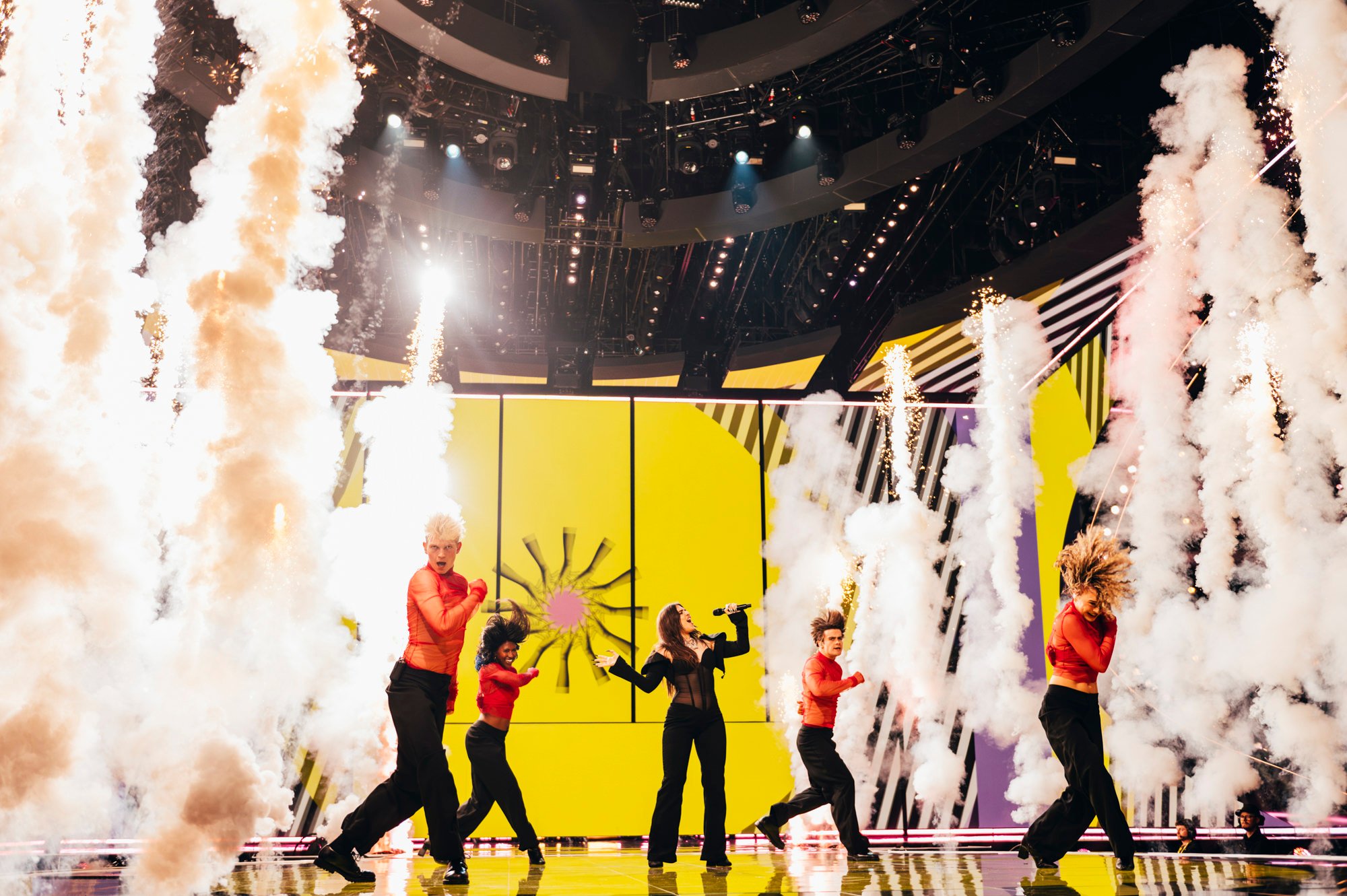 🇬🇧 TES Preview: "Pop video quality" for Mae Muller's first rehearsal ...